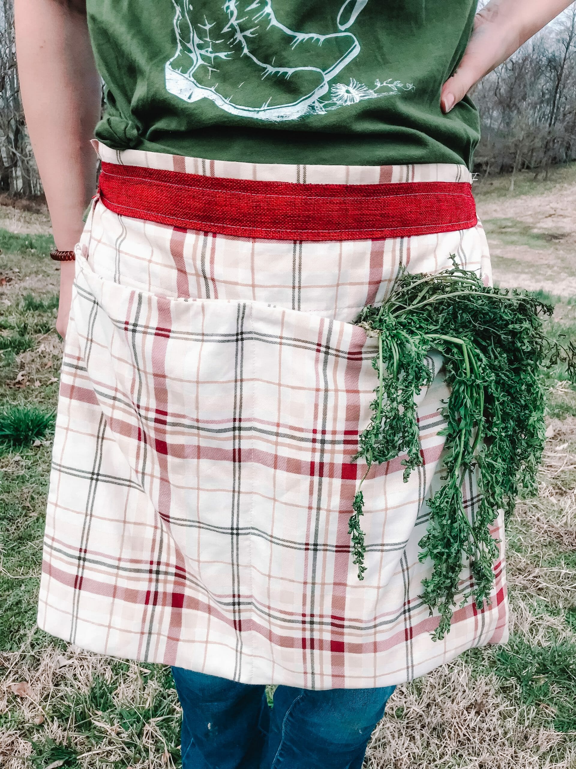 How to Make a 4 Pocket Pillowcase Gathering Apron - Mama on the Homestead