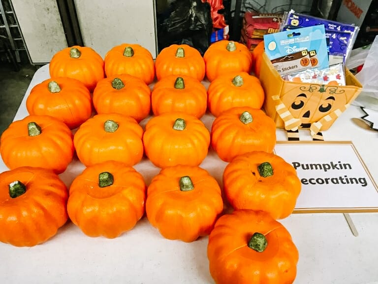 22 of the Best Fall Farm Fest Activities, Food, & Decorations - Mama on ...