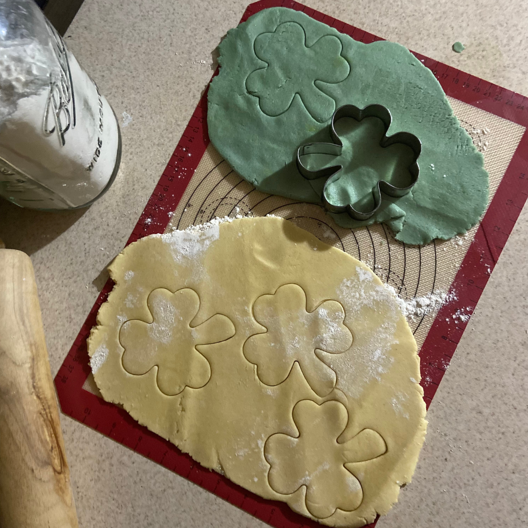No-Chill Shamrock Sugar Cookies: St Patrick's Day Cookie Recipe - Mama ...