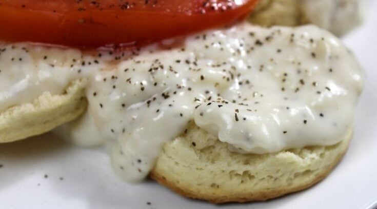 White Pepper Gravy - Mama on the Homestead