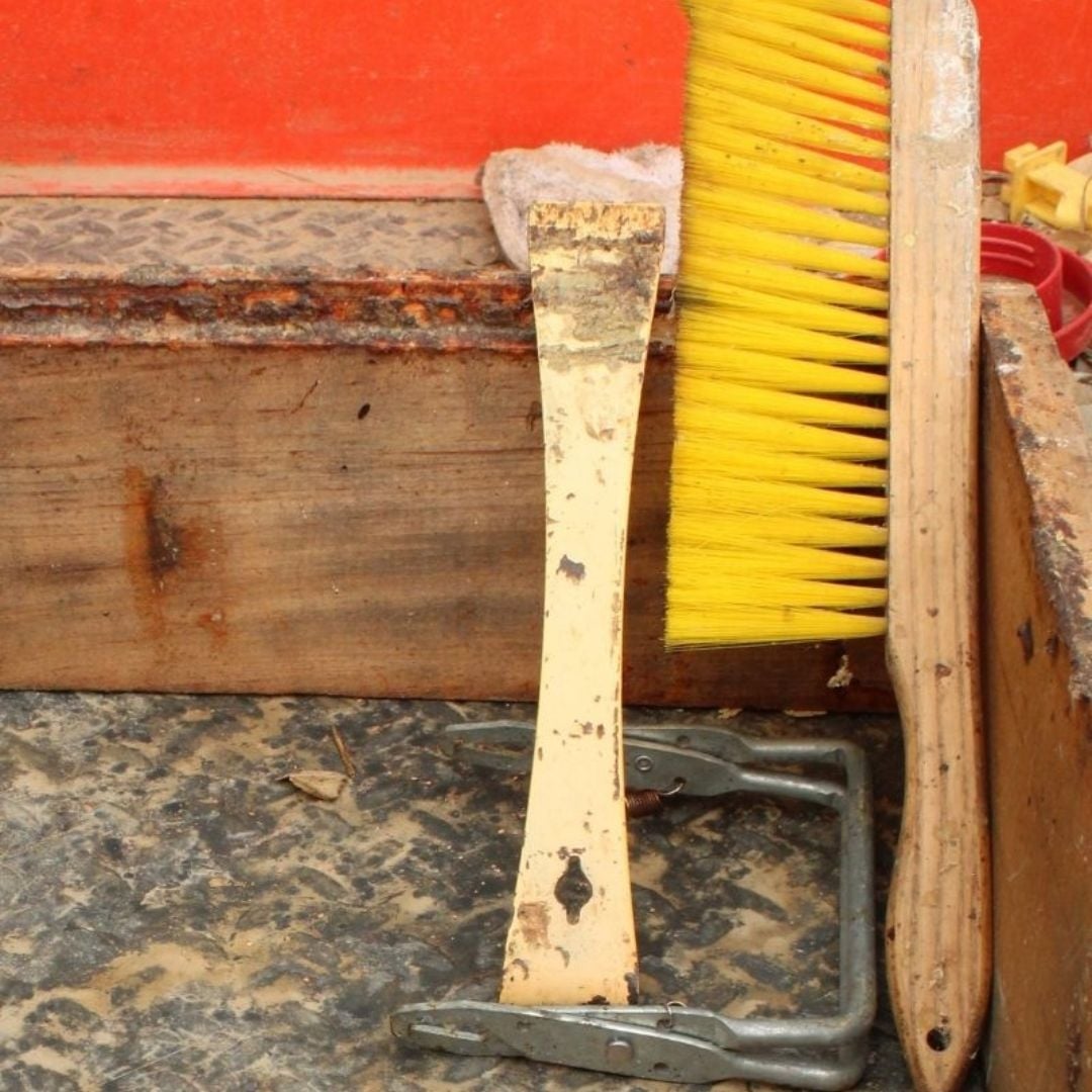 How to Inspect a Beehive: Everything You Need to Know - Mama on the ...